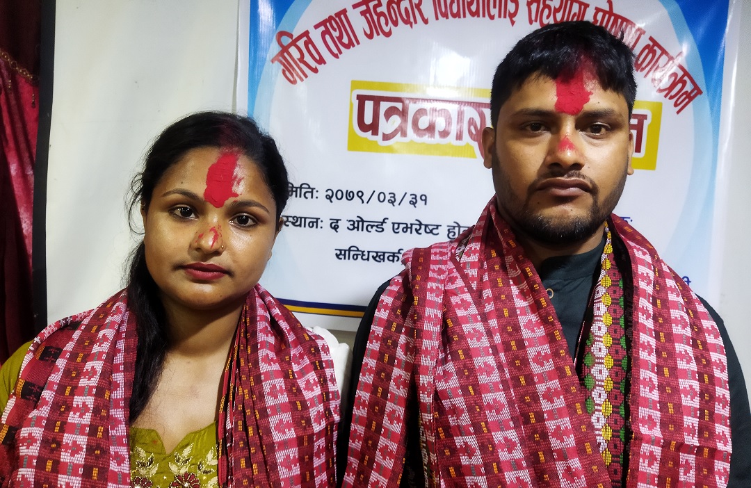 नवदम्पतीले घोषणा गरे विपन्न विद्यार्थीलाई सहयोग « Nepal Page