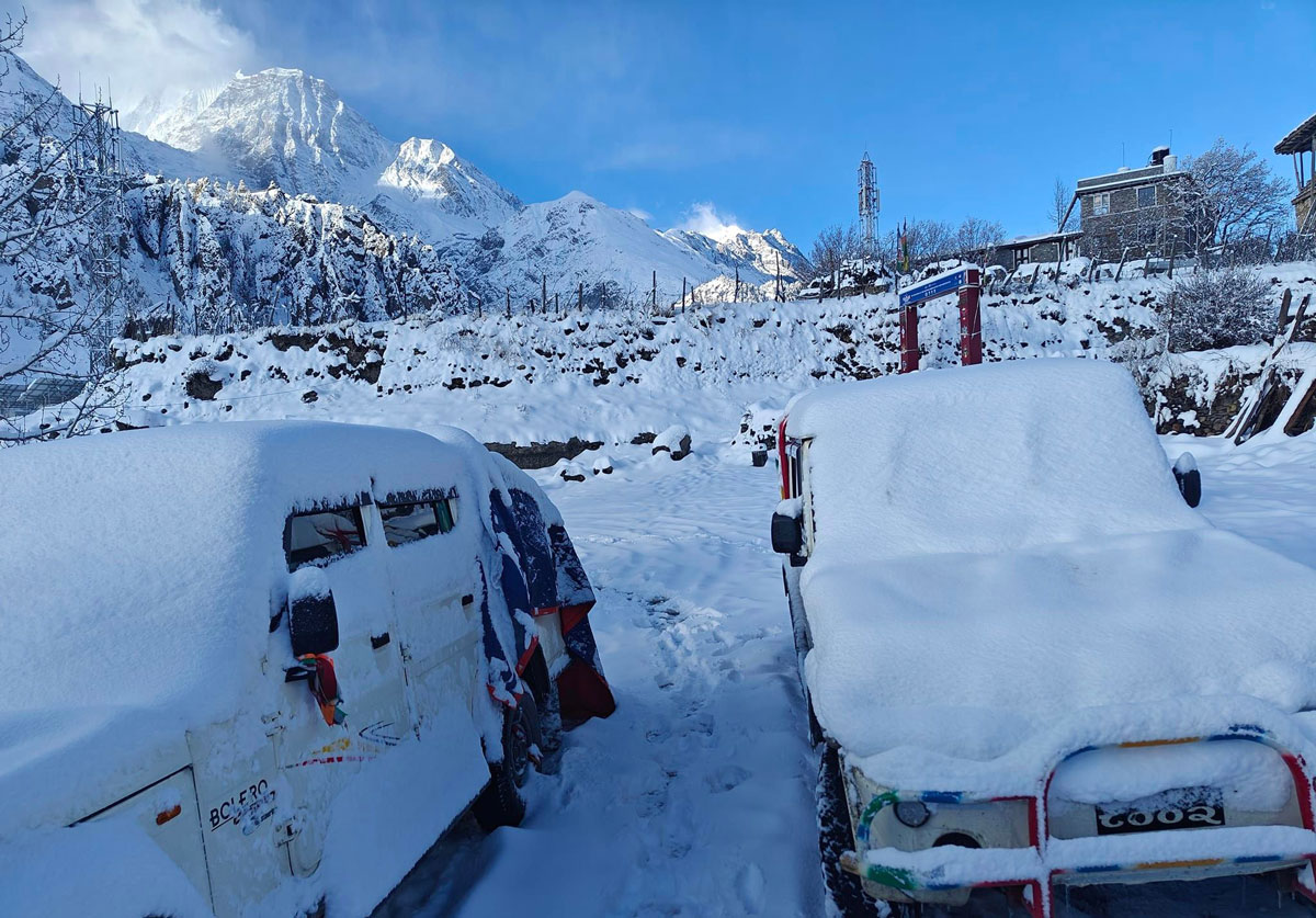Snowfall in Manang affects life « Nepal Page