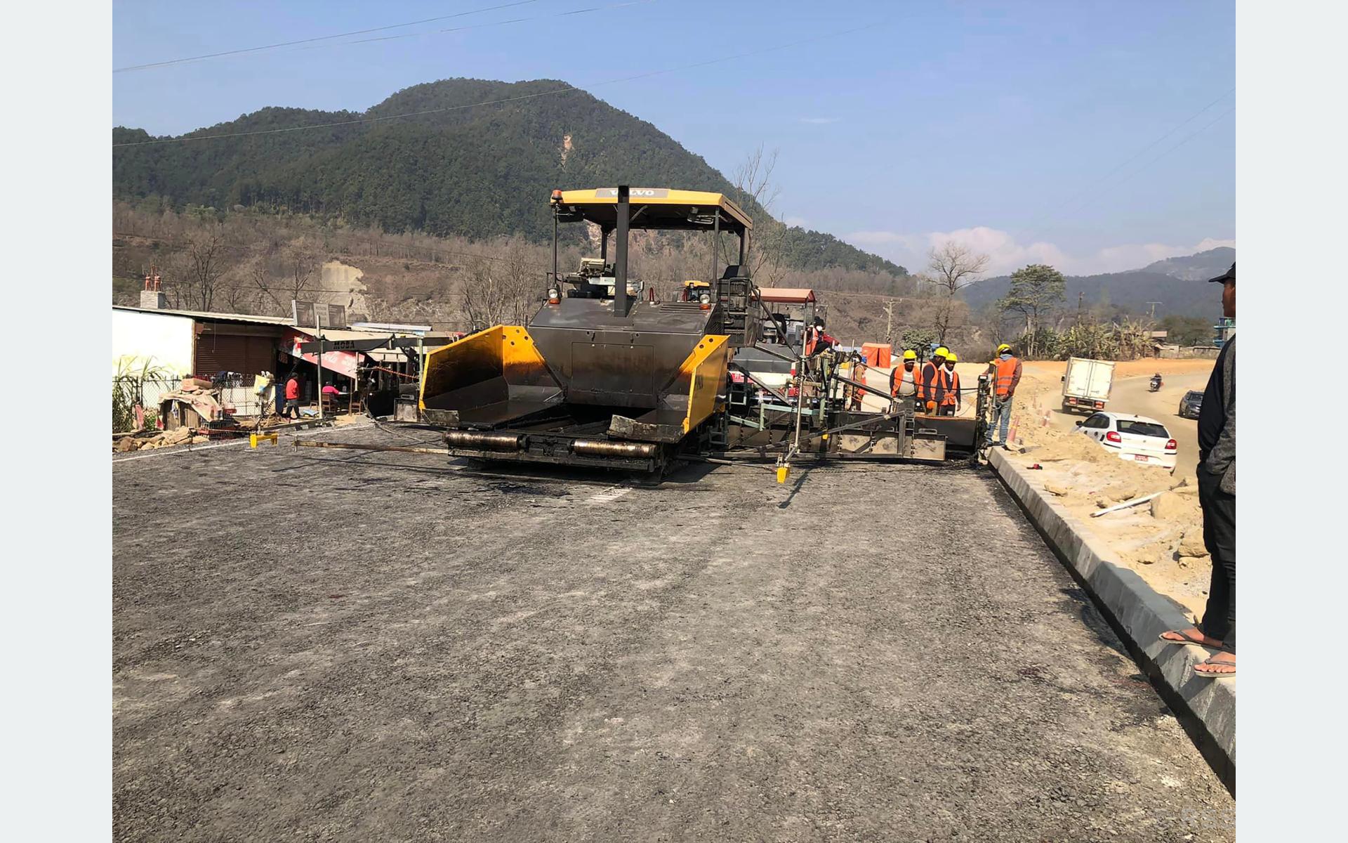 Muglin-Pokhara road: Blacktopping using asphalt technology starts in ...