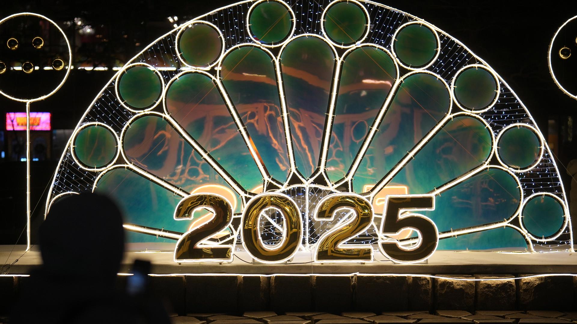 World welcomes 2025 with light shows, embraces and ice plunges « Nepal Page